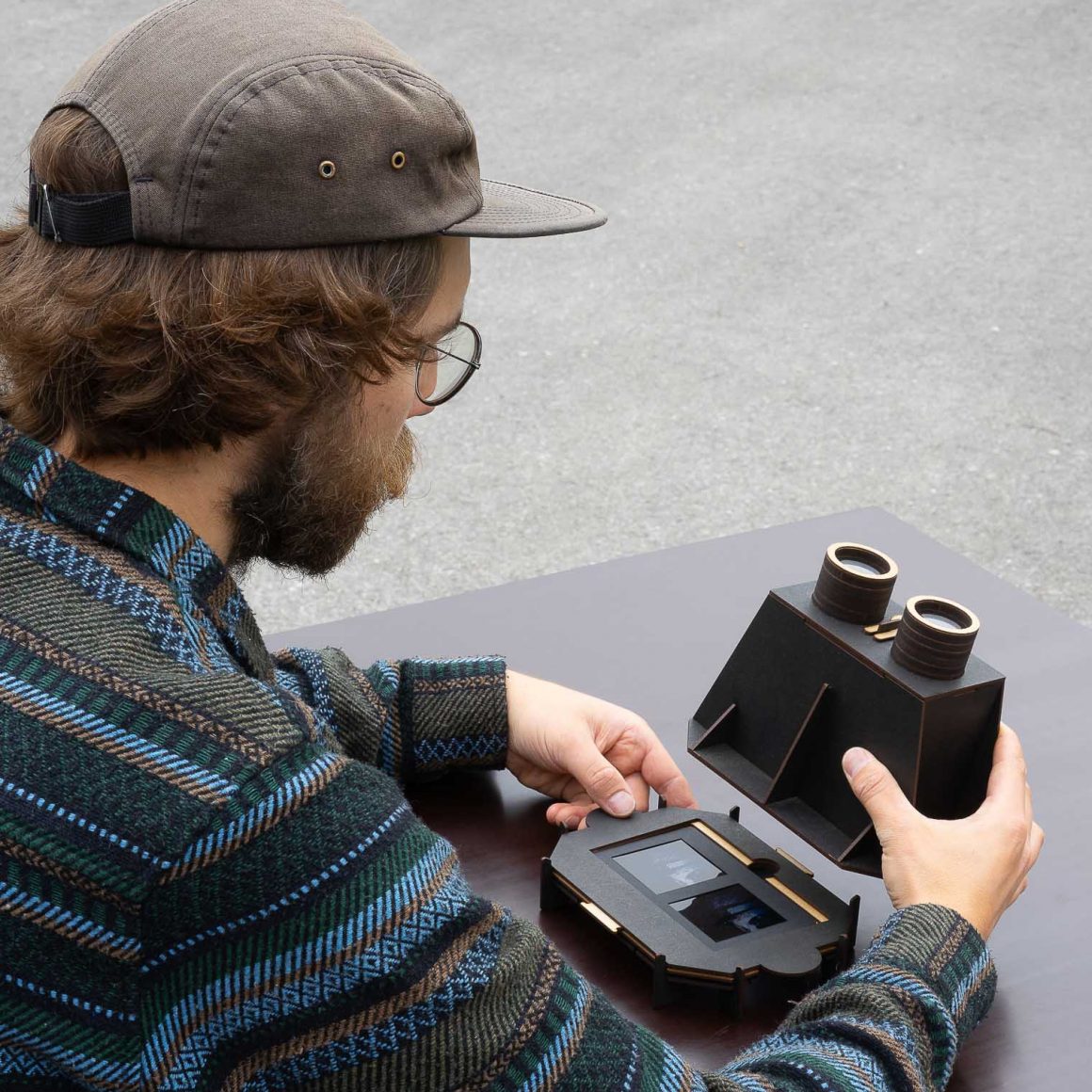EMULSIA STEREO - A multimedia stereoscope for 3D photography