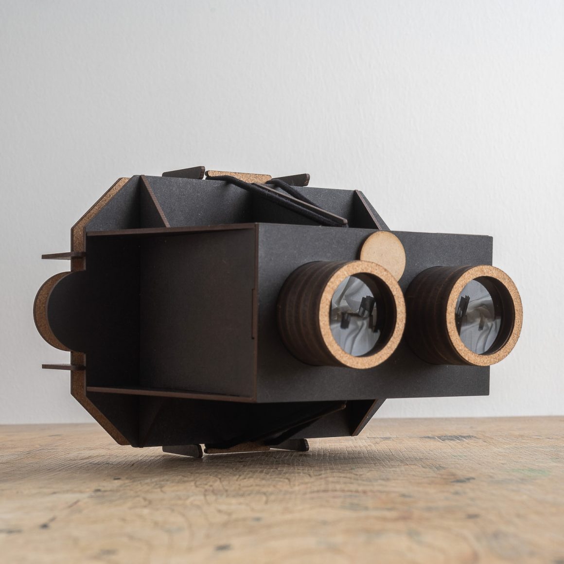 EMULSIA STEREO - A multimedia stereoscope for 3D photography